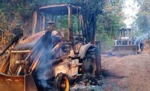 NH-63 पर नक्सलियों का कोहराम, 6 वाहनों में की आगजनी… आग बुझाने पहली बार ...